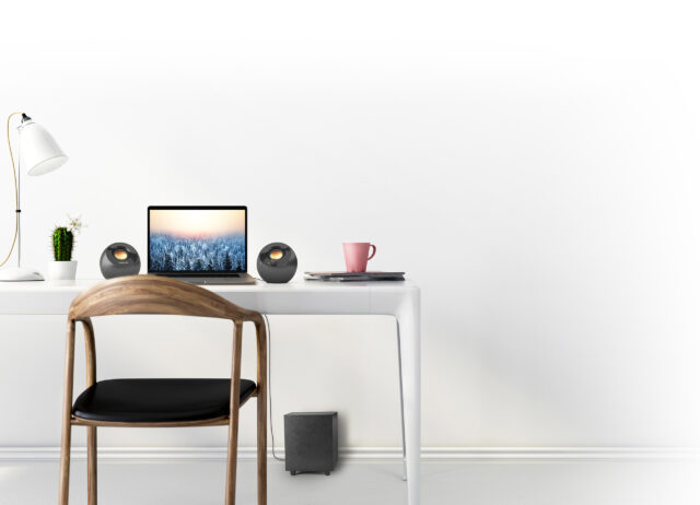 Creative Pebble Plus Bocinas para computadoras con Subwoofer de 2.1 ...